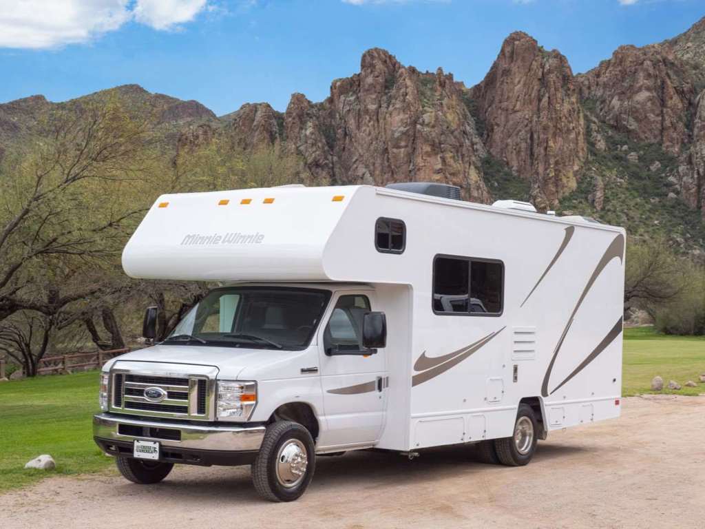 Winnebago Minnie Winnie 325AR | Cruise America